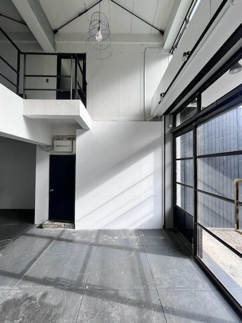 吹抜けのインダストリアルな倉庫型スタジオ。駐車車あり！ ２Fはモルタル床と白壁。の写真6