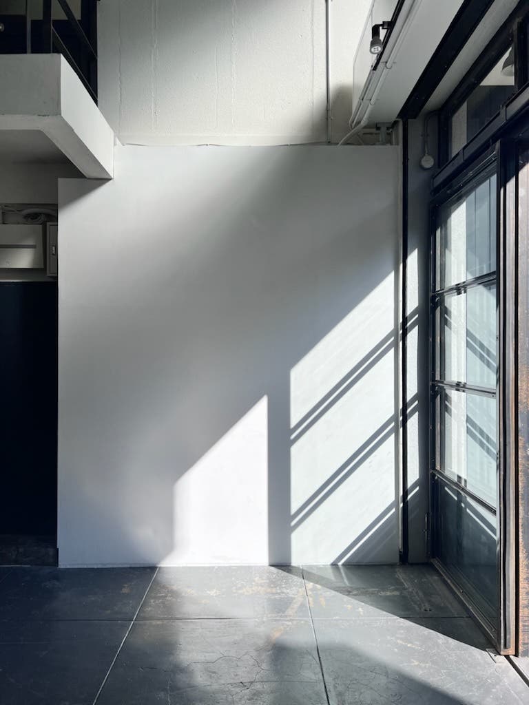 吹抜けのインダストリアルな倉庫型スタジオ。駐車車あり！ ２Fはモルタル床と白壁。の写真10