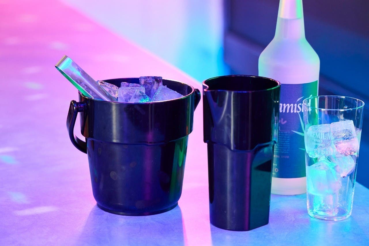 【JR五反田駅西口】駅徒歩7分のカラオケバー！ネオンキラキラでおシャレなBarです！の写真8