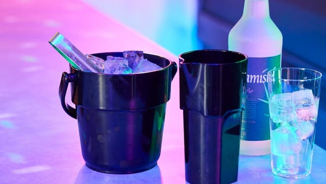 【JR五反田駅西口】駅徒歩7分のカラオケバー!ネオンキラキラでおシャレなBarです!の写真8