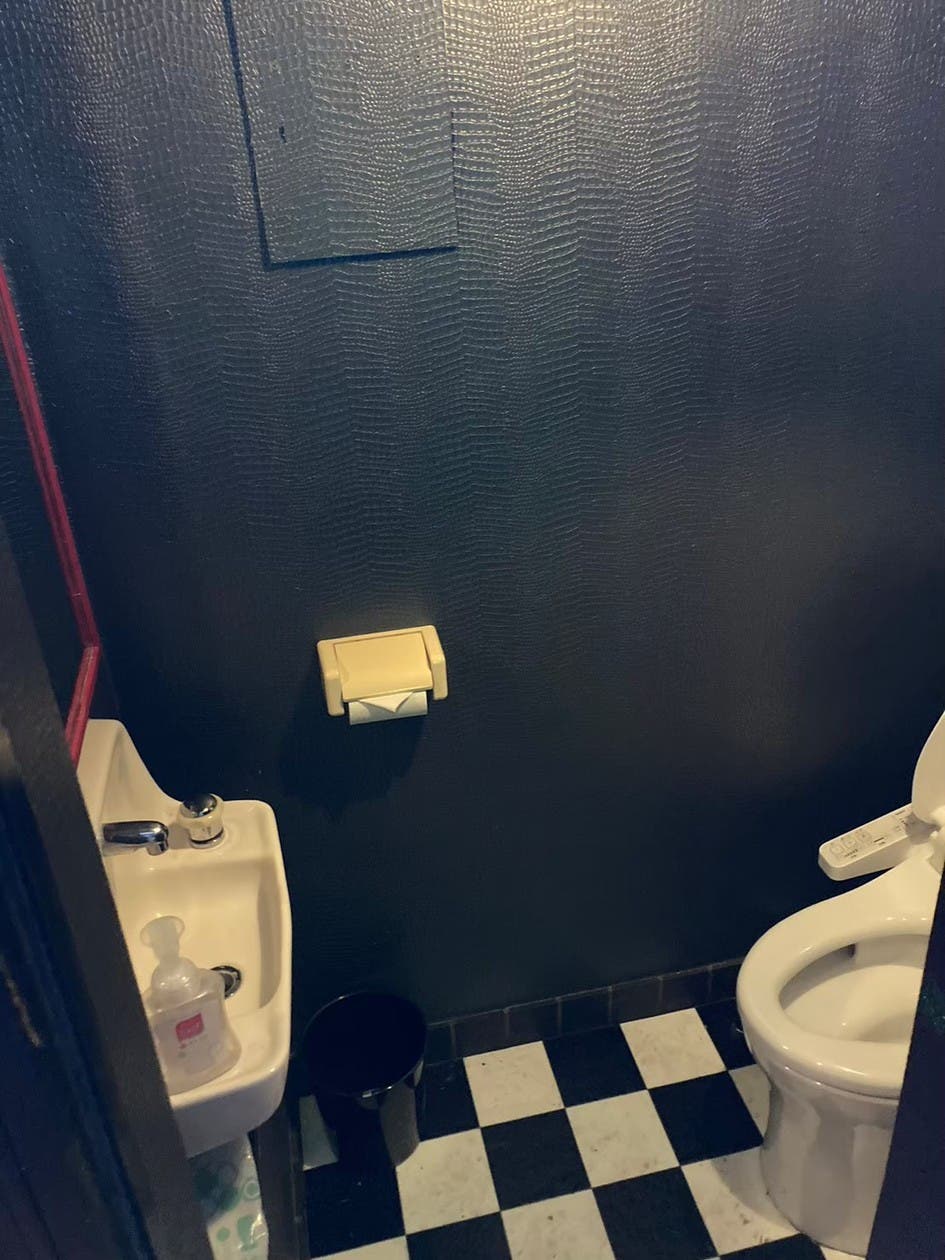 【JR五反田駅西口】駅徒歩7分のカラオケバー！ネオンキラキラでおシャレなBarです！の写真11