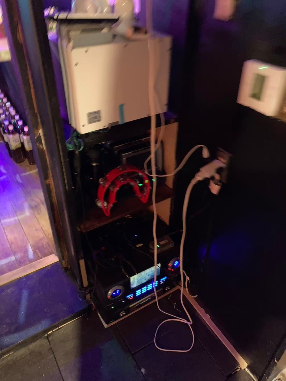 【JR五反田駅西口】駅徒歩7分のカラオケバー！ネオンキラキラでおシャレなBarです！の写真12