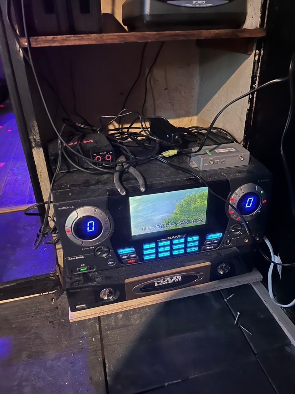 【JR五反田駅西口】駅徒歩7分のカラオケバー！ネオンキラキラでおシャレなBarです！の写真16