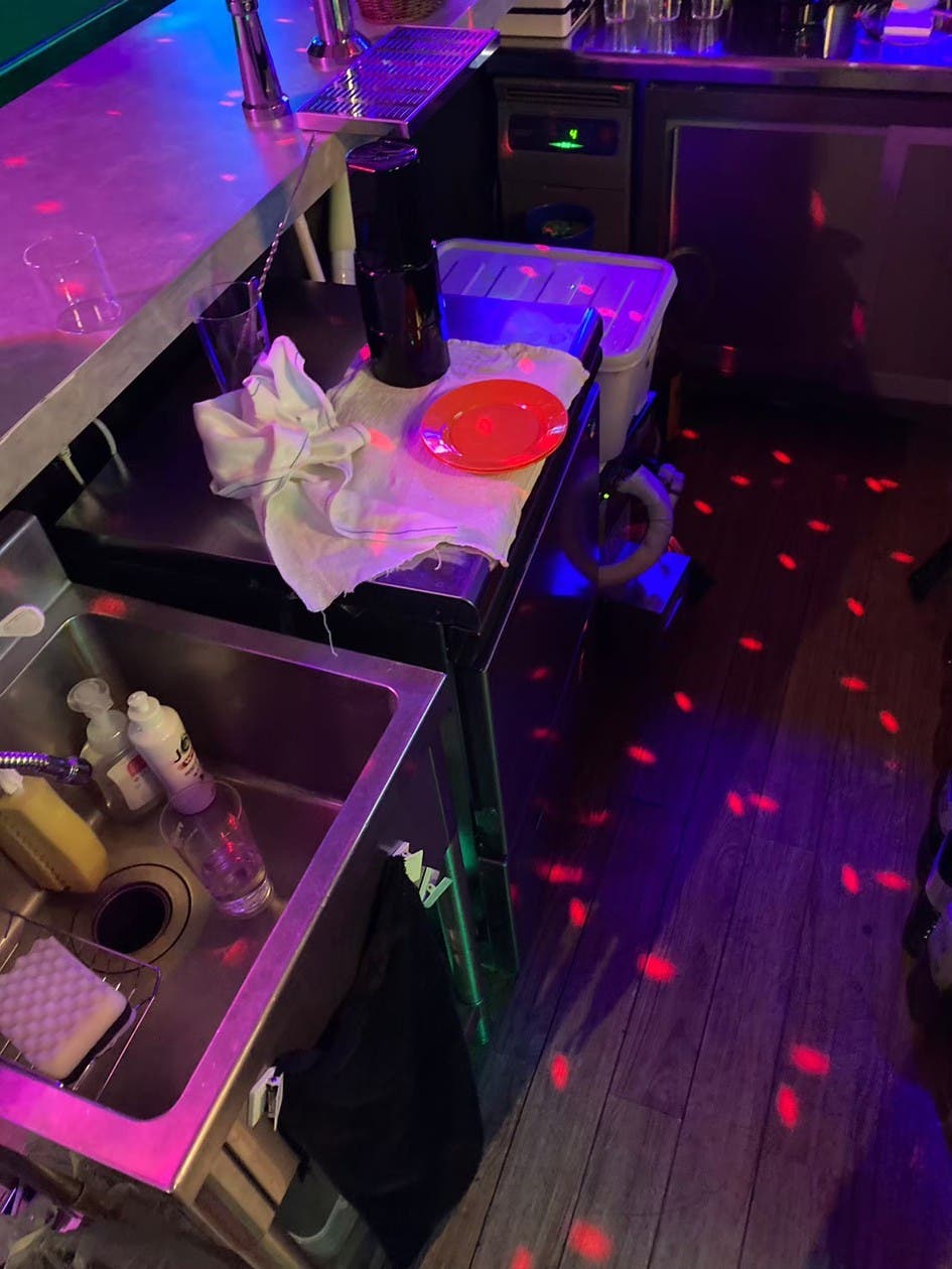 【JR五反田駅西口】駅徒歩7分のカラオケバー！ネオンキラキラでおシャレなBarです！の写真18