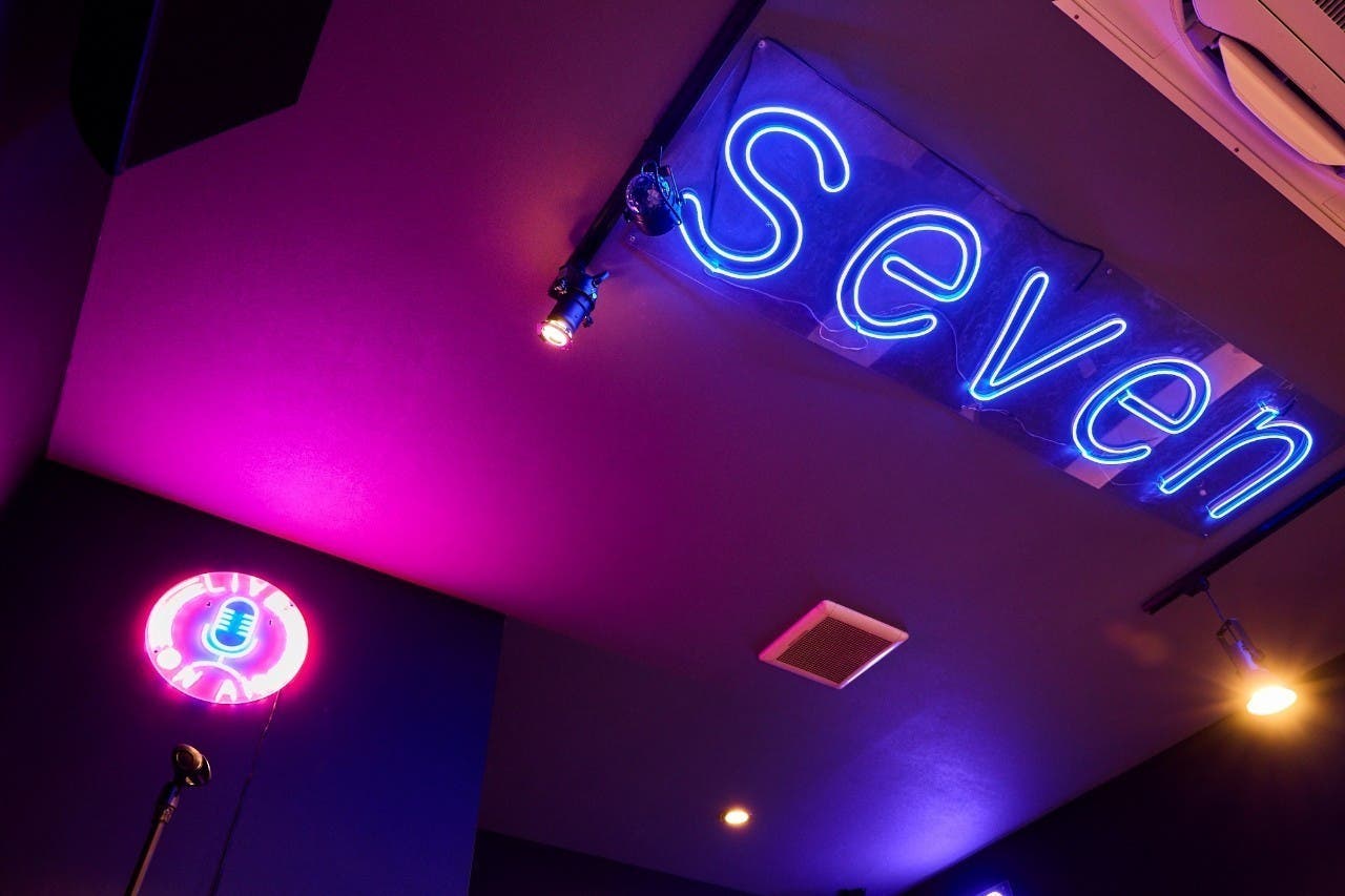 【JR五反田駅西口】駅徒歩7分のカラオケバー！ネオンキラキラでおシャレなBarです！の写真24