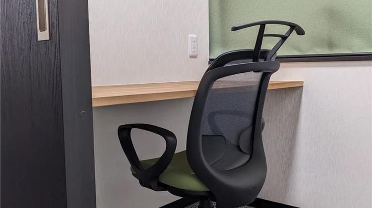 【個室席】※天井空きあり Wi-Fi、電源、フリードリンク付 静岡インター目の前 駐車場無料のコワーキングスペースの写真1