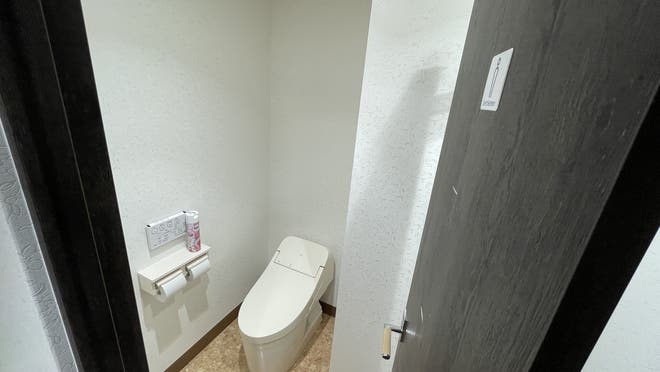 403【新横浜駅5分】4名着席/モニター有/広い個室と大きな机で快適/商談/セミナー/WEB会議/面接/駅近の写真9