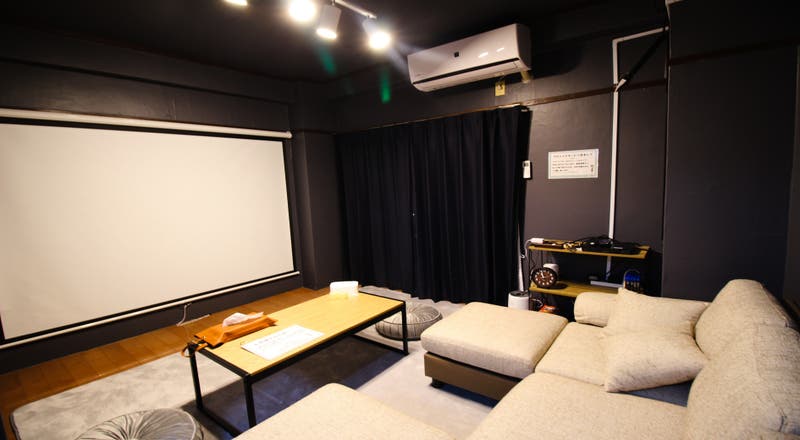 映画鑑賞🎥南宮崎駅徒歩8分🚶無料駐車場1台あり🚙映画館級100インチ大迫力プロジェクター🎥おしゃれデート💕推し活📺️