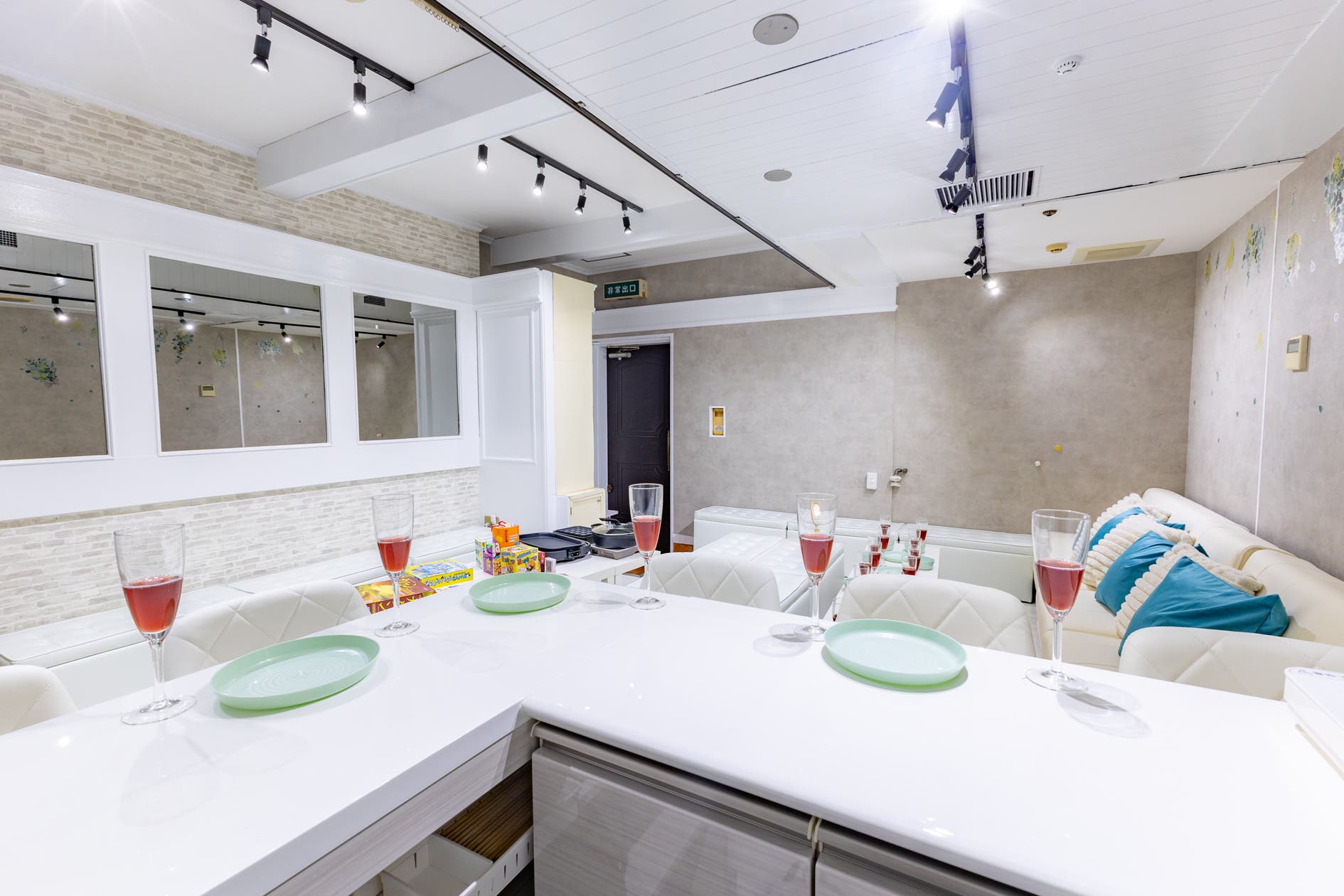 NEW🎉最大43名🉐東梅田駅2分🥳大人気ゲーム機🎮女子会💗推し活🌟タコパ🐙パーティ🥂24H🏪Neige梅田の写真22