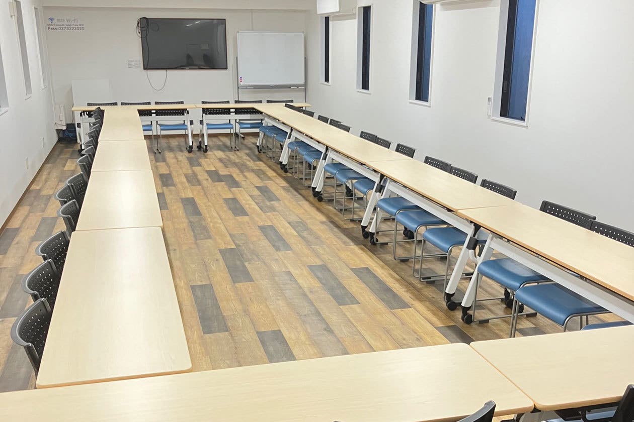 Room2 最大60席【高崎駅徒歩7分 販売利用OK】TVモニター|プロジェクター|スクリーン|ホワイトボード|Wi-Fi|無料の写真5