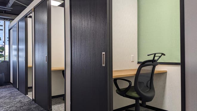 【個室席】※天井空きあり Wi-Fi、電源、フリードリンク付 静岡インター目の前 駐車場無料のコワーキングスペースの写真2