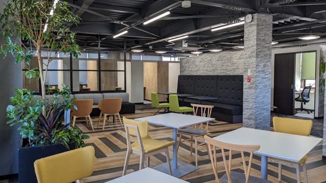 【個室席】※天井空きあり Wi-Fi、電源、フリードリンク付 静岡インター目の前 駐車場無料のコワーキングスペースの写真3