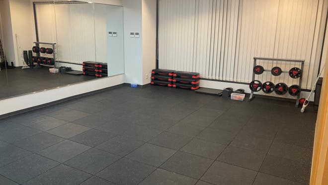 【鏡あり】ヨガやダンス、レッスンに!菊川駅から徒歩5分のフィットネスジム・スタジオの写真1