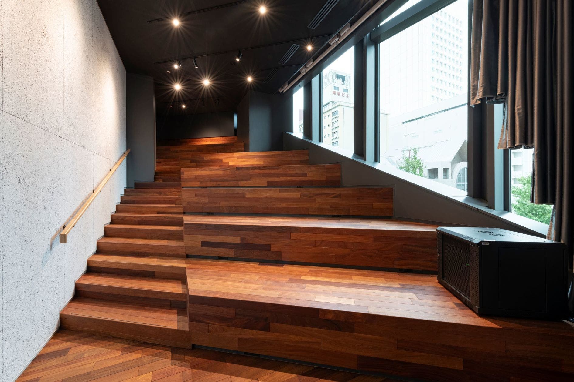 【JR渋谷駅から徒歩5分！】🌟階段型ユニークスペース🌟幅広い用途でご利用いただけます🎐【無料Wi-Fi / 飲食可】の写真1