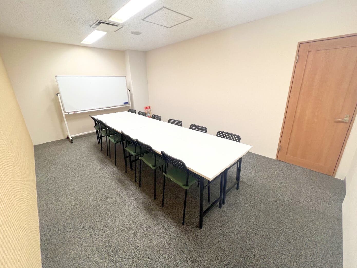 ⭐NEW⭐【六本木一丁目駅徒歩5分】🛜無線Wi-Fi無料✨会議・WEBセミナー・ZOOM快適ビジネス仕様！2階MTGルームGの写真1