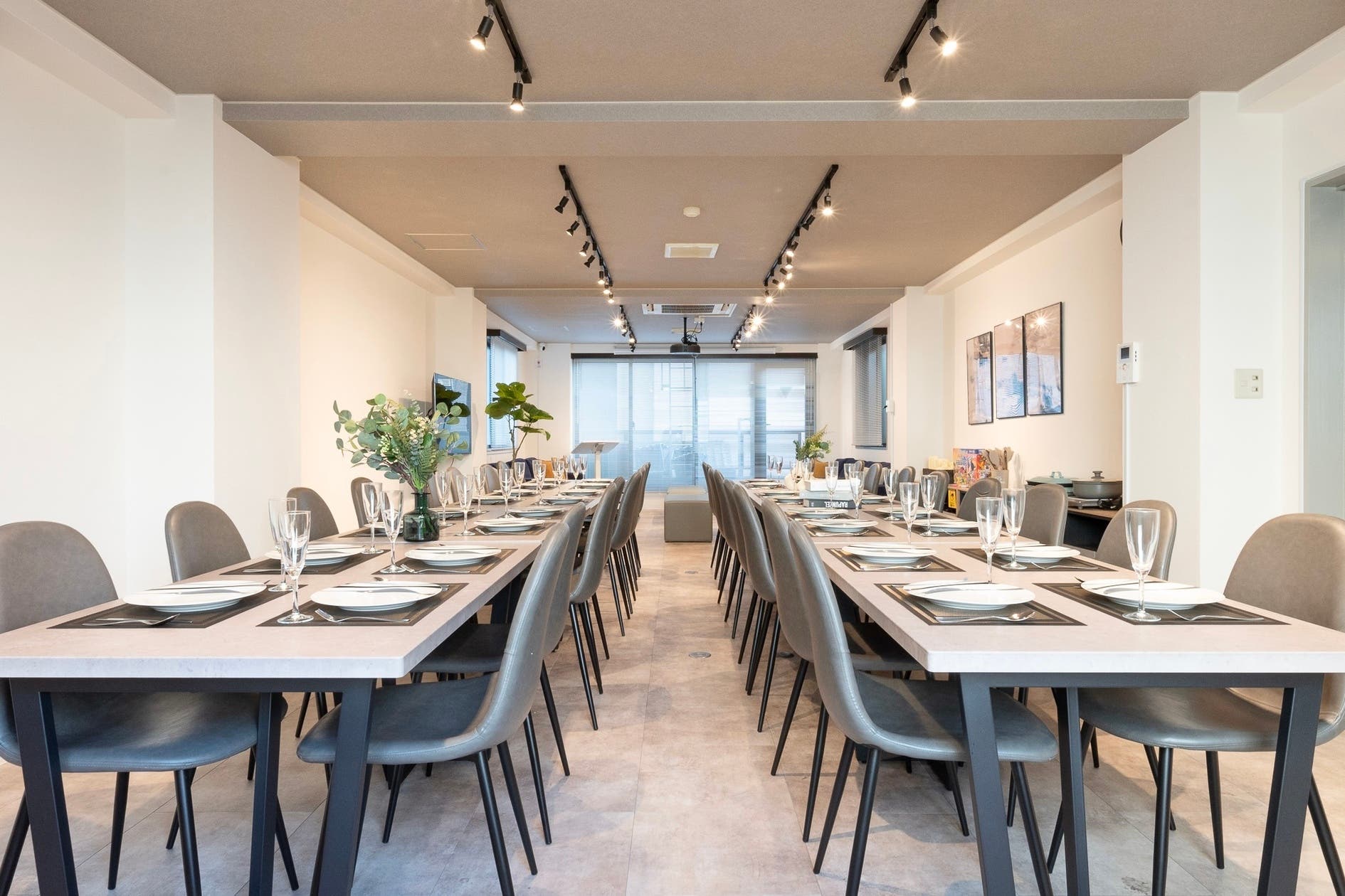 神田駅1分🚃最大30名着席🎉100㌅大型スクリーン🎬懇親会/イベント/ビジネス利用に🎤おしゃれなケータリング♪の写真8