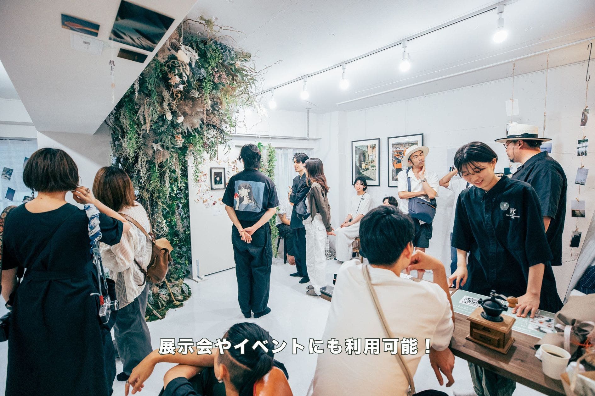 クリスマス🎄巨大なシンボルツリーと自然光、緑豊かな植物が映えるレンタル撮影スタジオの写真27