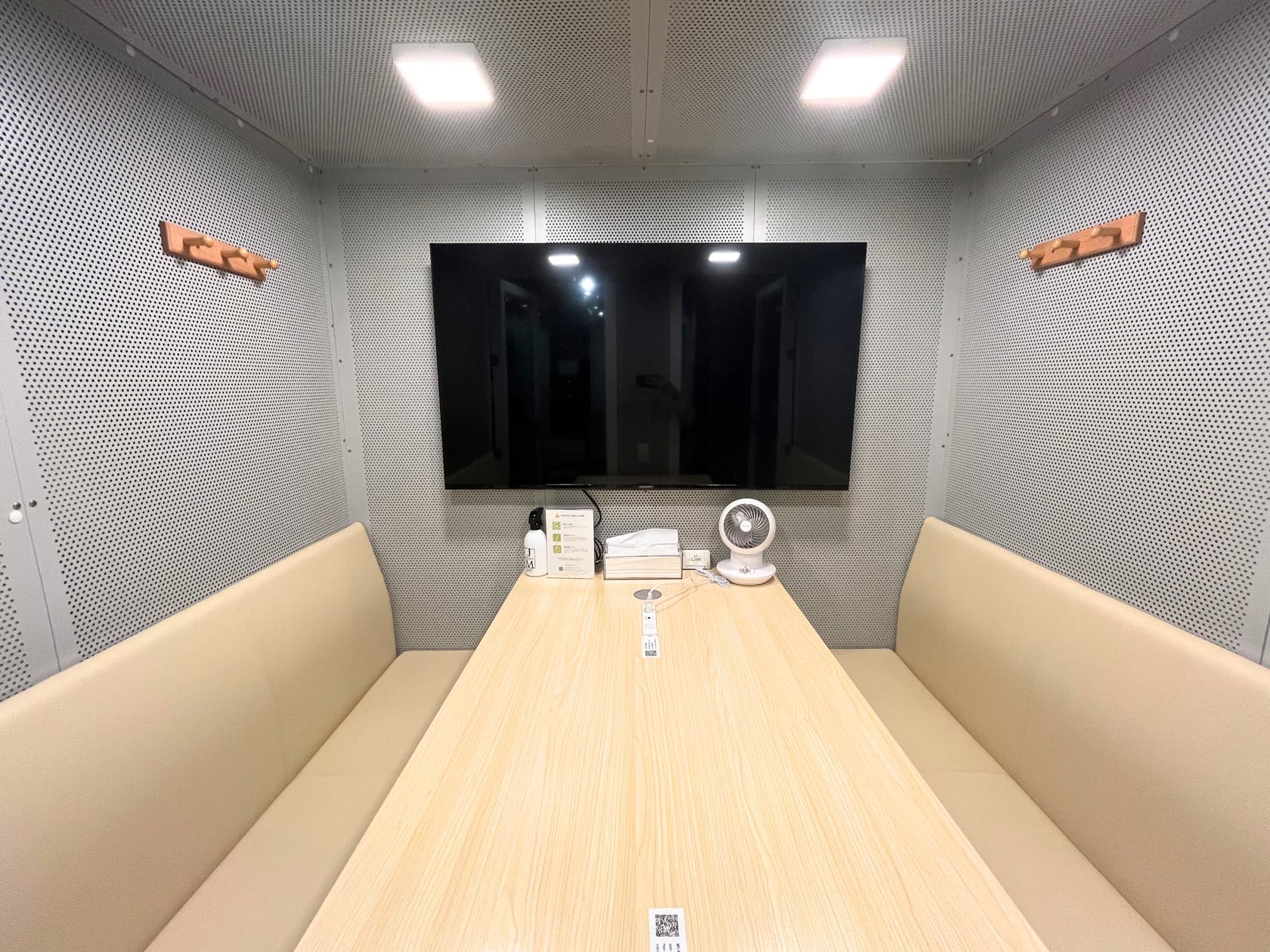 🌟大事な商談に最適🌟【東京駅徒歩5分｜定員6名の商談ルーム｜3PG】完全個室/無料Wi-Fi/電源/55inモニターの写真1