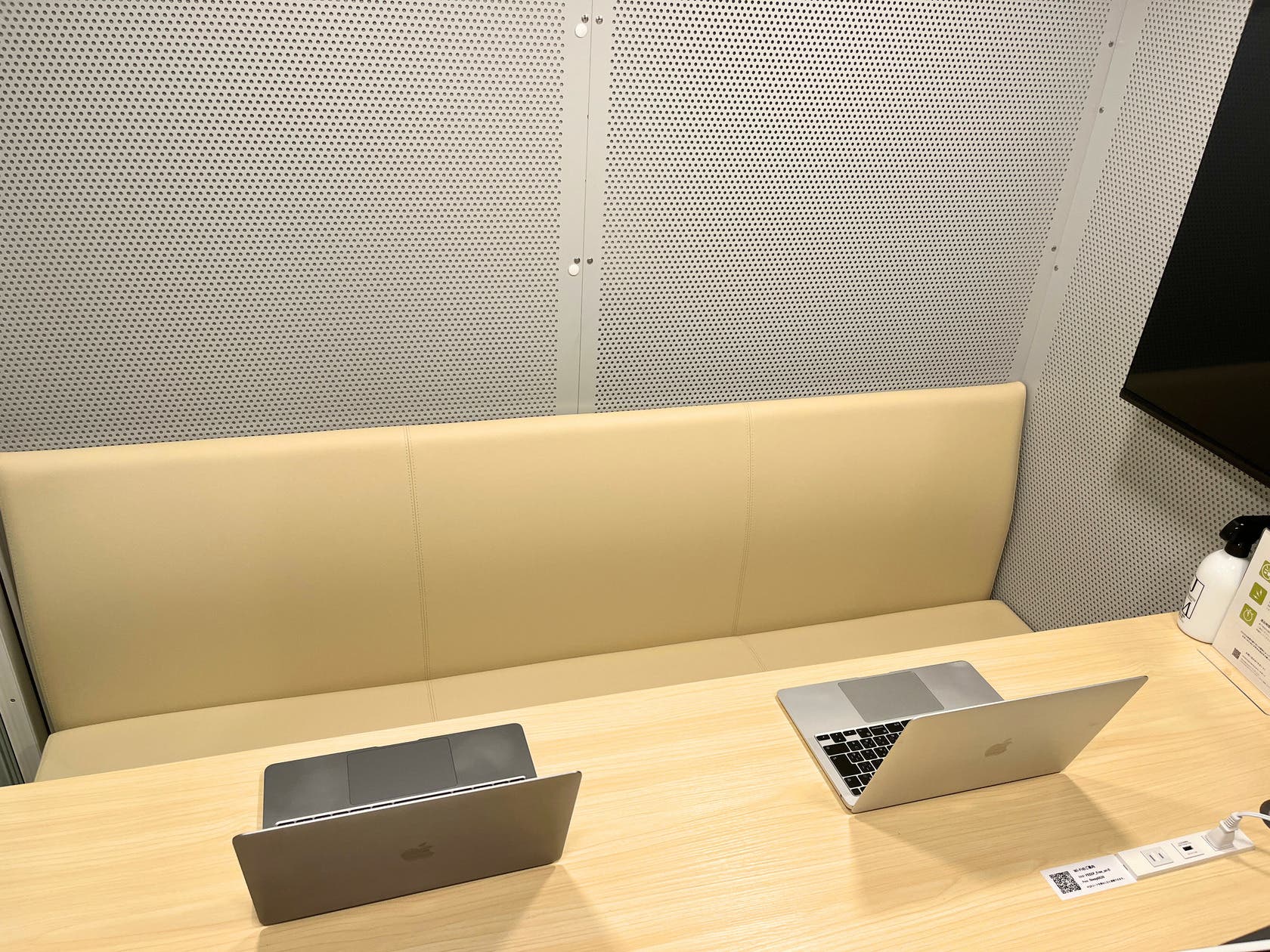 🌟大事な商談に最適🌟【東京駅徒歩5分｜定員6名の商談ルーム｜3PG】完全個室/無料Wi-Fi/電源/55inモニターの写真3