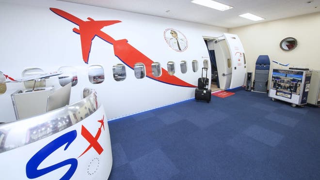 【SKY Experience 舞浜シェラトン店】本物の飛行機部品を搭載した本格的な空間をお届けの写真1