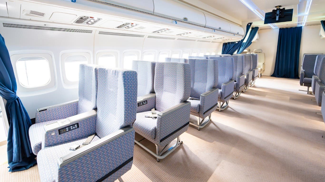 【SKY Experience 舞浜シェラトン店】本物の飛行機部品を搭載した本格的な空間をお届けの写真5