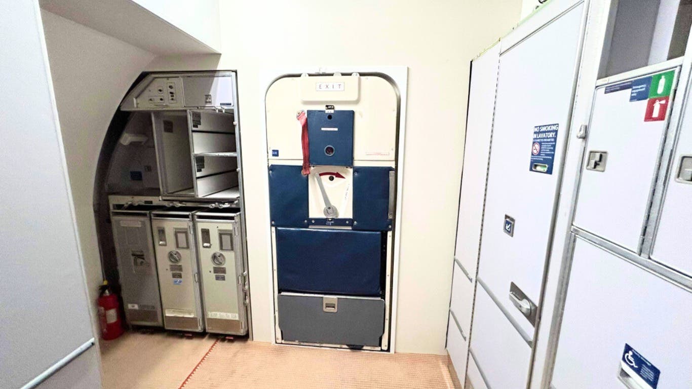 【SKY Experience 舞浜シェラトン店】本物の飛行機部品を搭載した本格的な空間をお届けの写真6