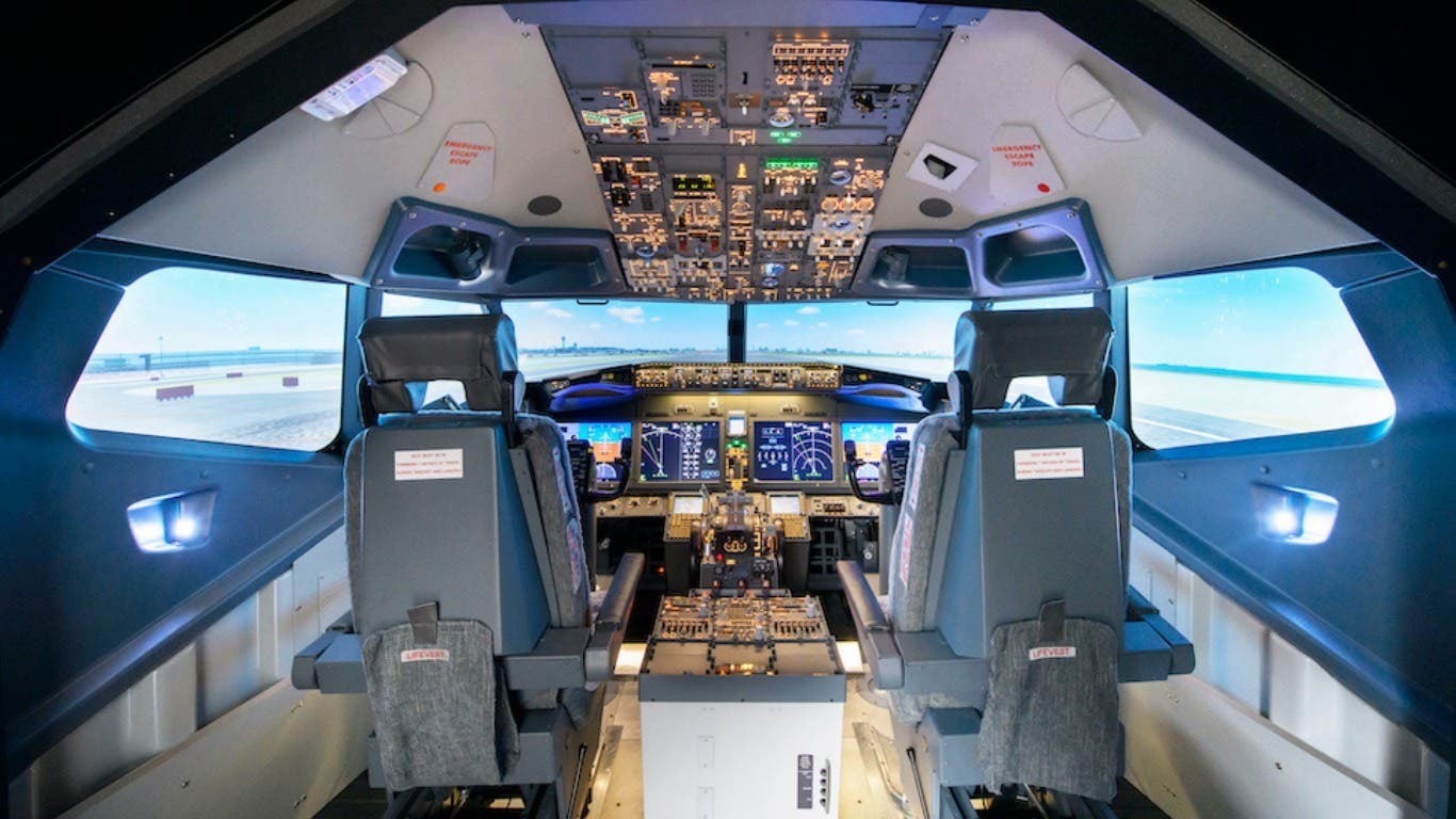 【SKY Experience 舞浜シェラトン店】本物の飛行機部品を搭載した本格的な空間をお届けの写真8