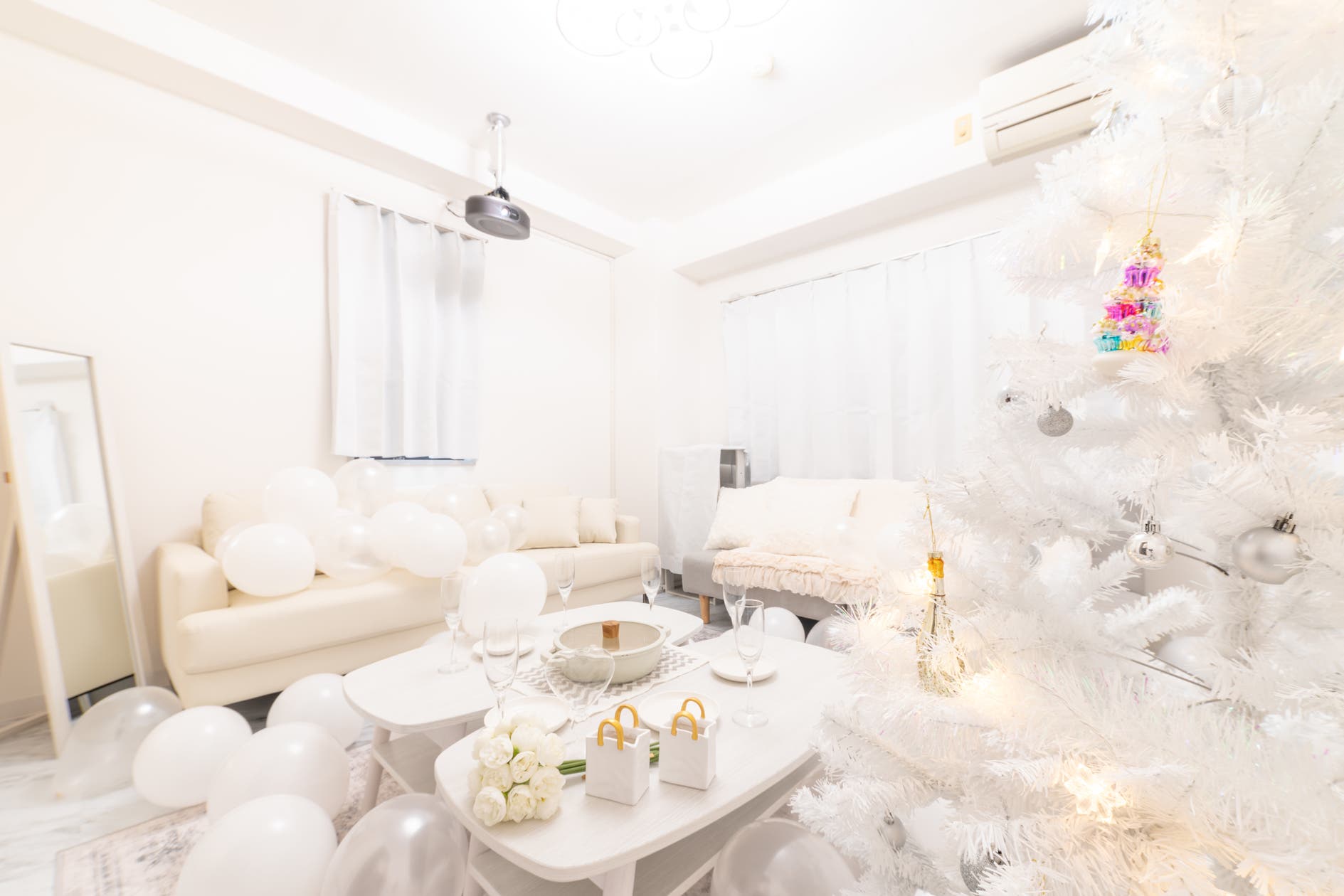 🤍♡スノーホワイト天王寺駅前❄️♡🤍ホワイトツリー🎄天王寺すぐ！ホワイトインテリア♡おうちデート♡女子会♡推し活♡鑑賞会の写真1