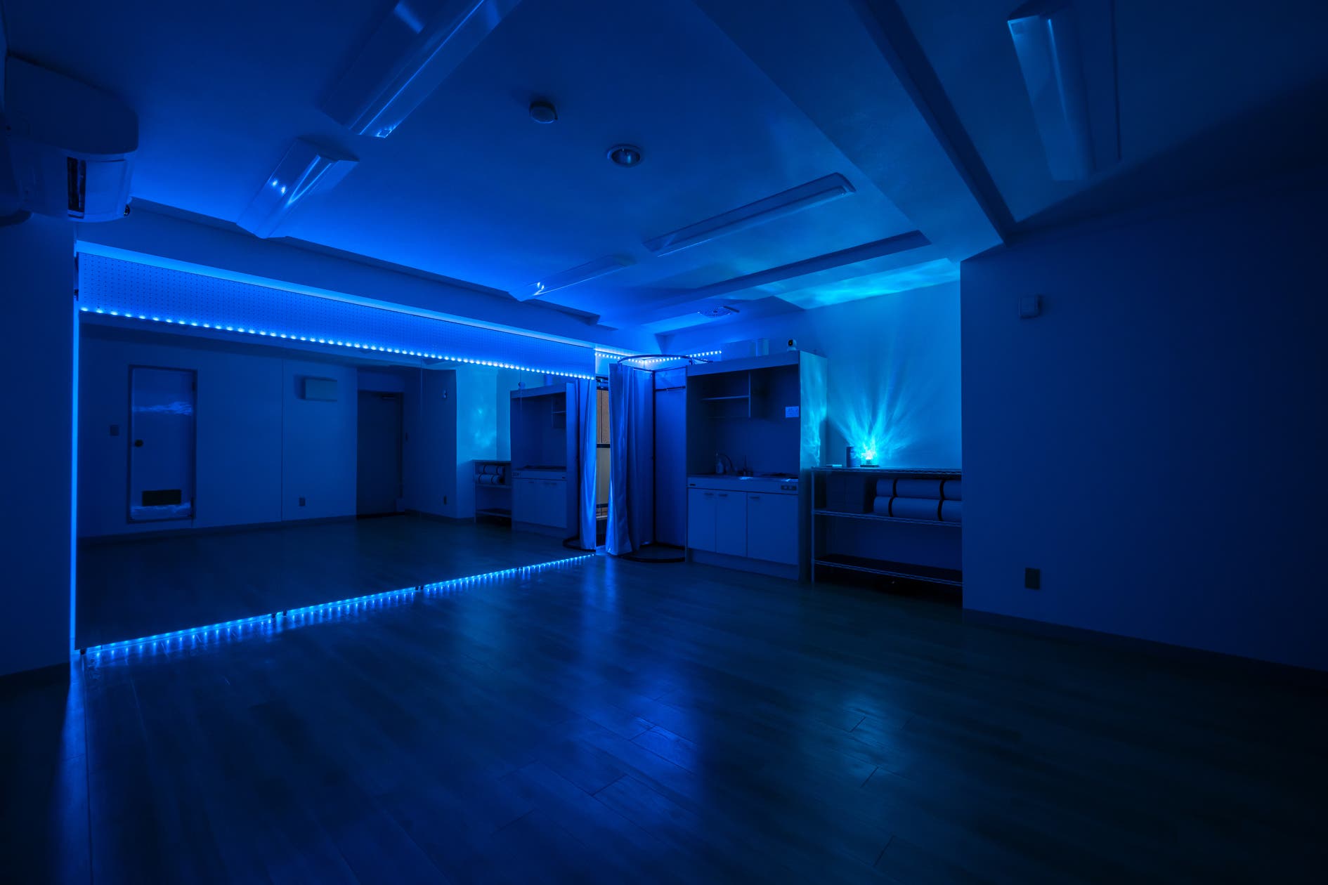 【平日昼1280円】清潔&お洒落🌿LED照明で動画映えもバッチリ✨三脚・ヨガマット無料💡楽器OK🎻個人練にも◎の写真8