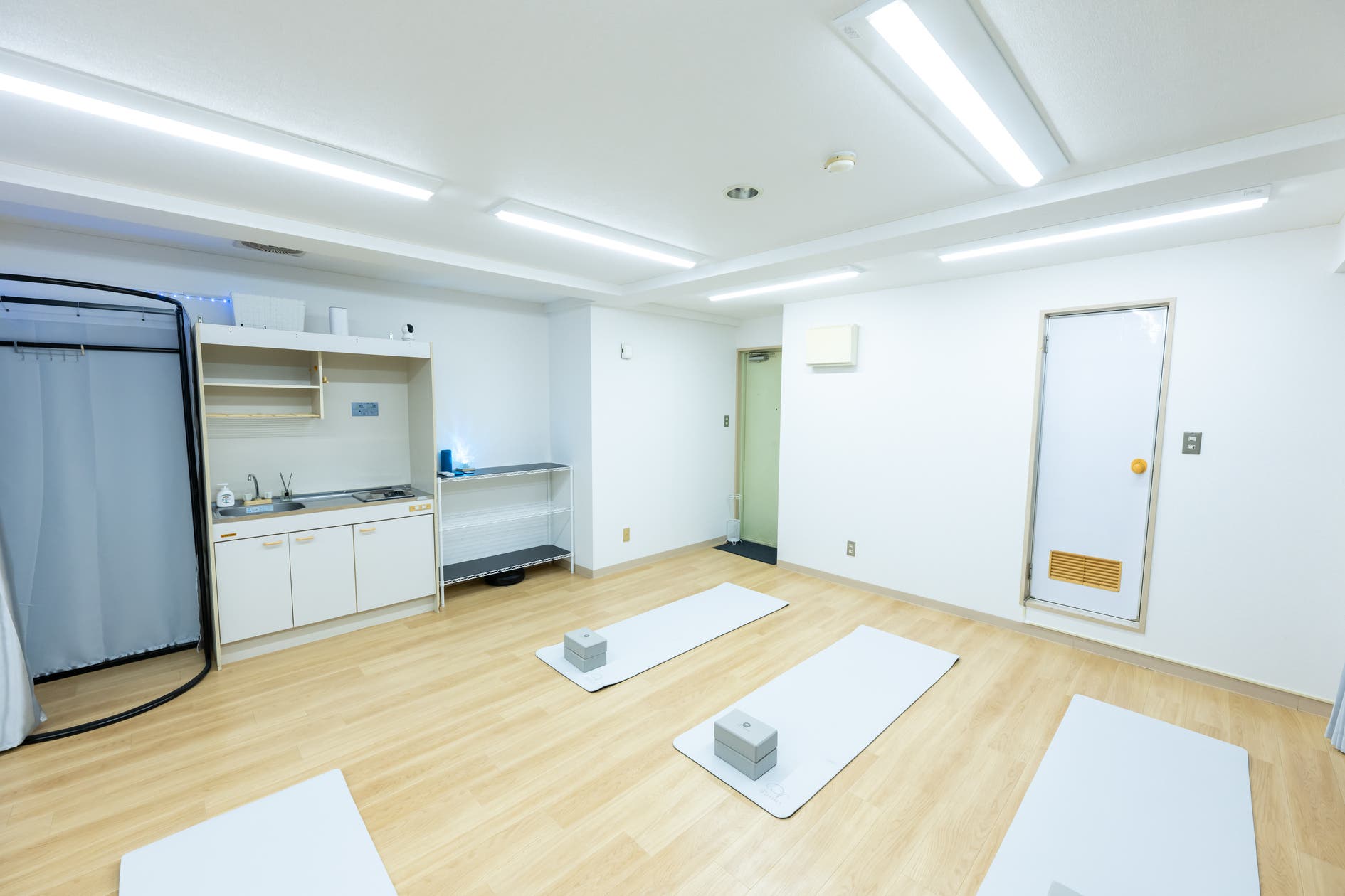 【平日昼1280円】清潔&お洒落🌿LED照明で動画映えもバッチリ✨三脚・ヨガマット無料💡楽器OK🎻個人練にも◎の写真14