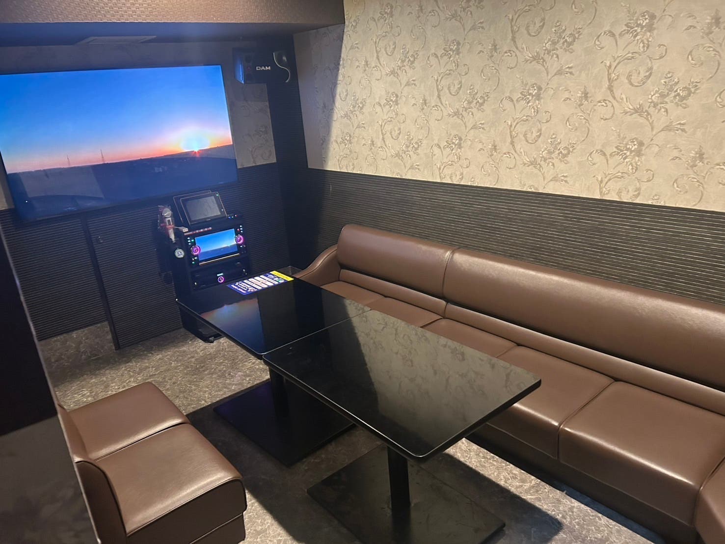 ドリンクバーあり🧃カラオケ🎤飲み会🍺女子会👩‍🦰デート💕カラオケCLUB DAM 三宮北野坂店《2~4名用》の写真1