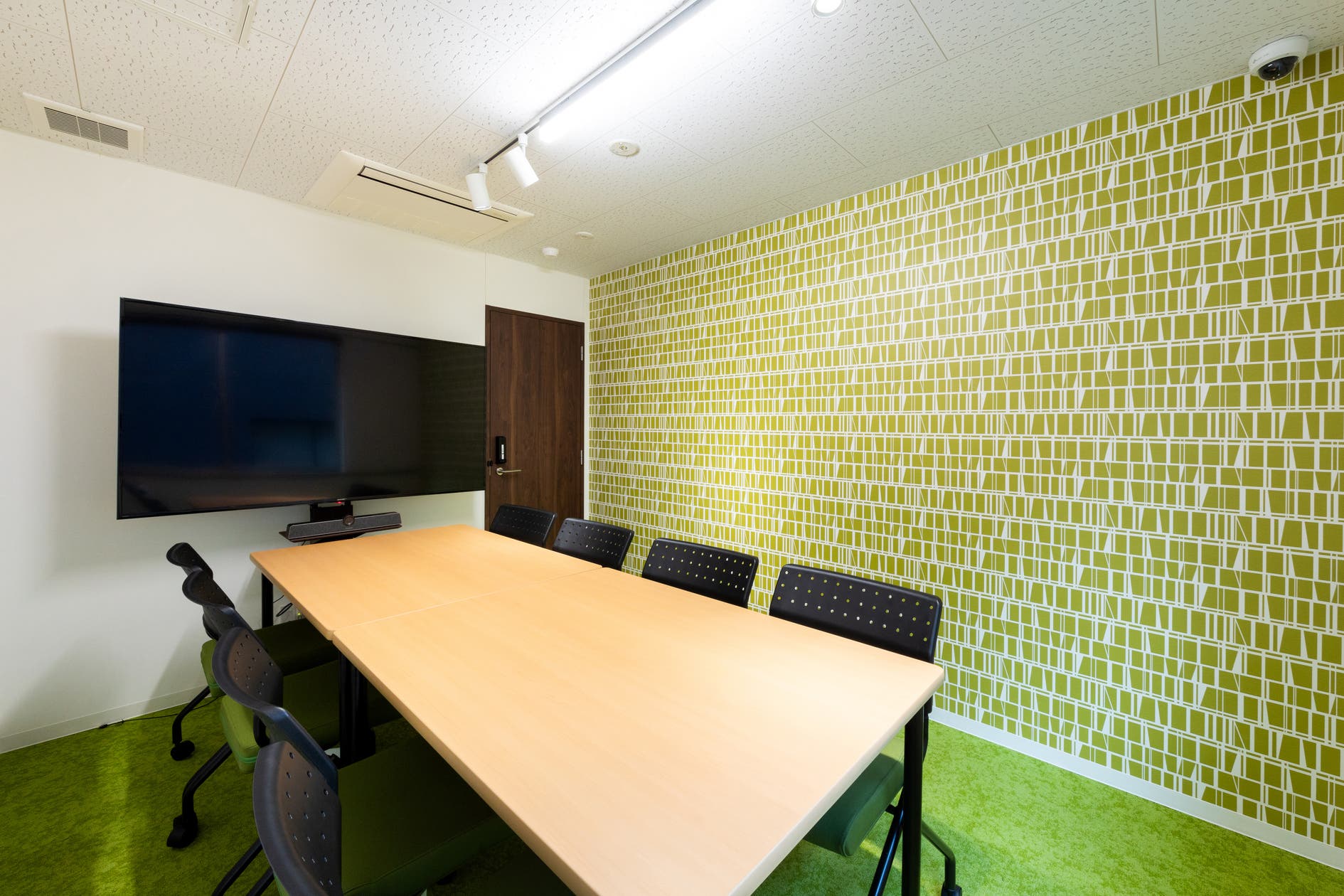 MEETING ROOM 2A【上野駅１分】💺おしゃれな会議室🌟65型モニター📺WEB会議🎤Wi-Fi有🛜 トイレ綺麗💕8名席の写真1