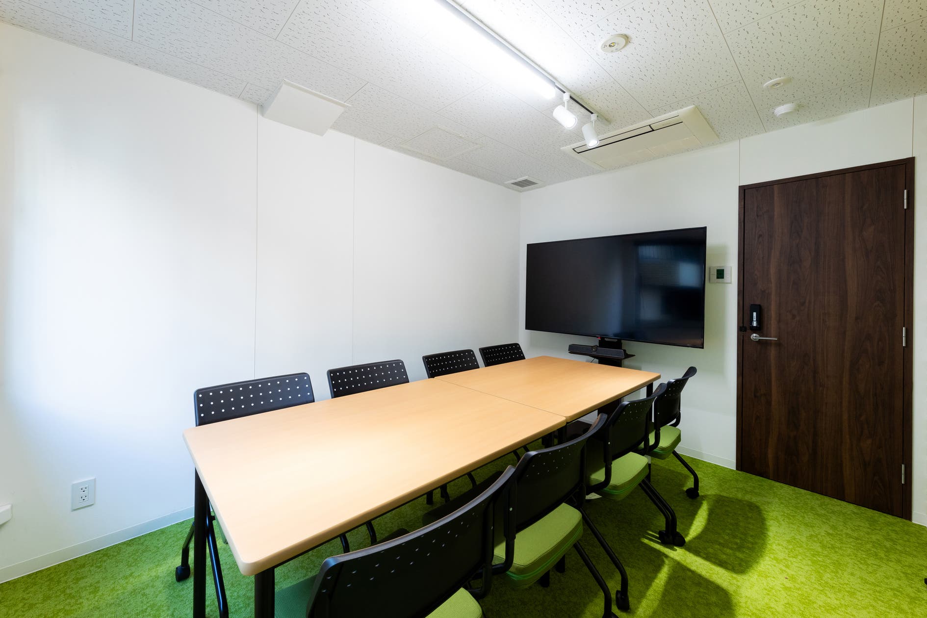 MEETING ROOM 2A【上野駅１分】💺おしゃれな会議室🌟65型モニター📺WEB会議🎤Wi-Fi有🛜 トイレ綺麗💕8名席の写真2