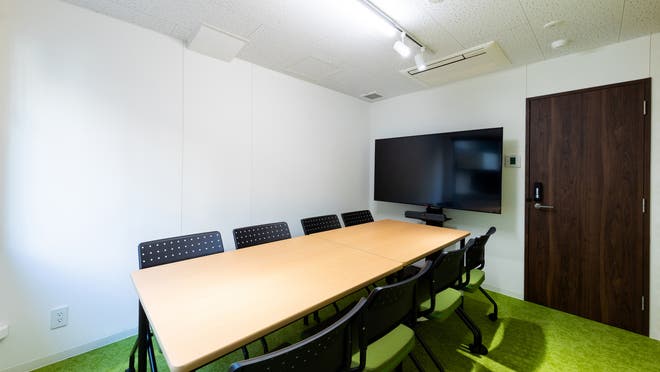 MEETING ROOM 2A【上野駅1分】💺おしゃれな会議室🌟65型モニター📺WEB会議🎤Wi-Fi有🛜 トイレ綺麗💕8名席の写真2