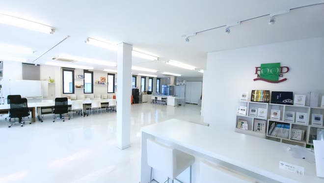 会議、講演会、料理撮影など多目的に使える第1キッチンの写真1