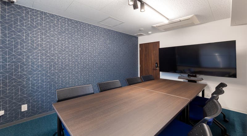 MEETING ROOM ２B【上野駅１分】おしゃれな会議室🌟65型モニター📺WEB会議🎤Wi-Fi有🛜 8名席