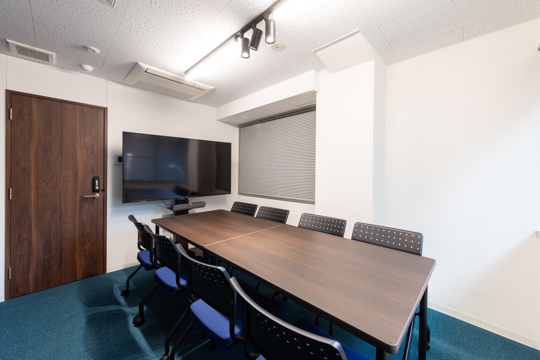 MEETING ROOM ２B【上野駅１分】💺おしゃれな会議室🌟65型モニター📺WEB会議🎤Wi-Fi有🛜 トイレ綺麗💕8名席の写真2