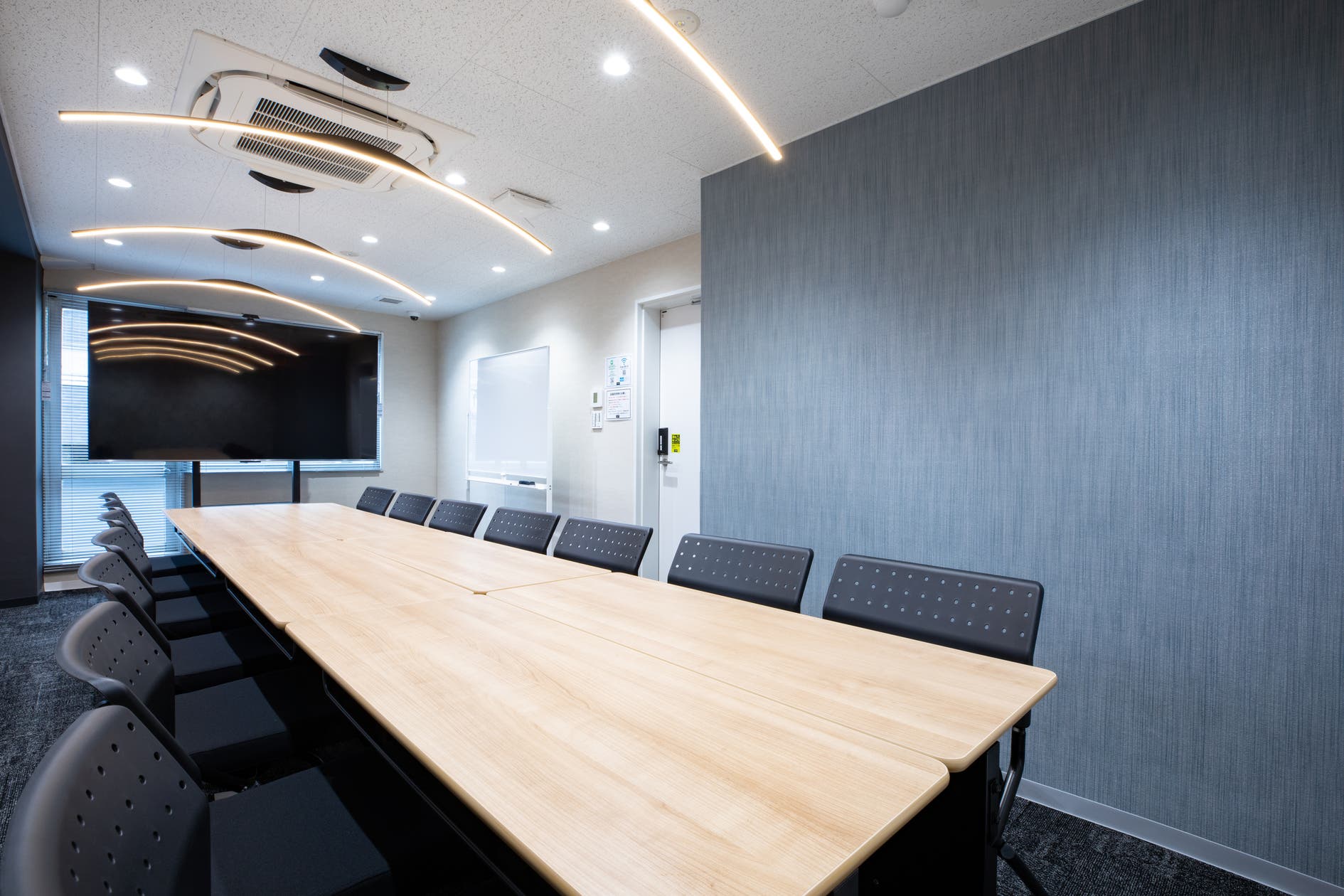 MEETING ROOM 4C【上野駅１分】💺おしゃれな会議室🌟85型モニター📺WEB会議🎤Wi-Fi有🛜 トイレ綺麗💕14名席の写真1