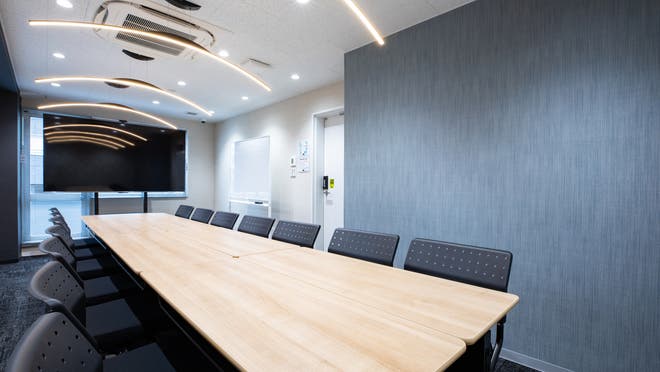 MEETING ROOM 4C【上野駅1分】💺おしゃれな会議室🌟85型モニター📺WEB会議🎤Wi-Fi有🛜 トイレ綺麗💕14名席の写真1