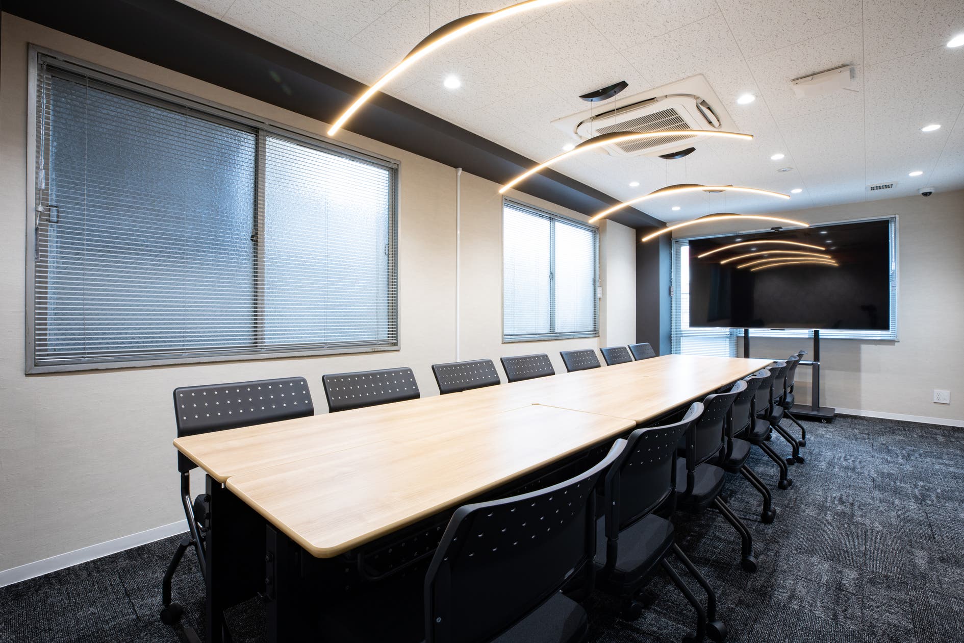 MEETING ROOM 4C【上野駅１分】💺おしゃれな会議室🌟85型モニター📺WEB会議🎤Wi-Fi有🛜 トイレ綺麗💕14名席の写真2