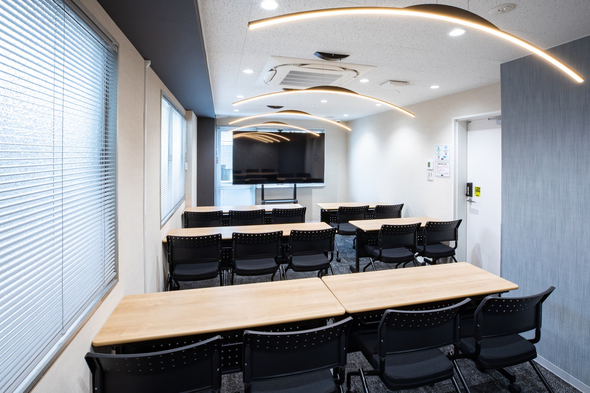 MEETING ROOM 4C【上野駅１分】💺おしゃれな会議室🌟85型モニター📺WEB会議🎤Wi-Fi有🛜 トイレ綺麗💕14名席の写真3