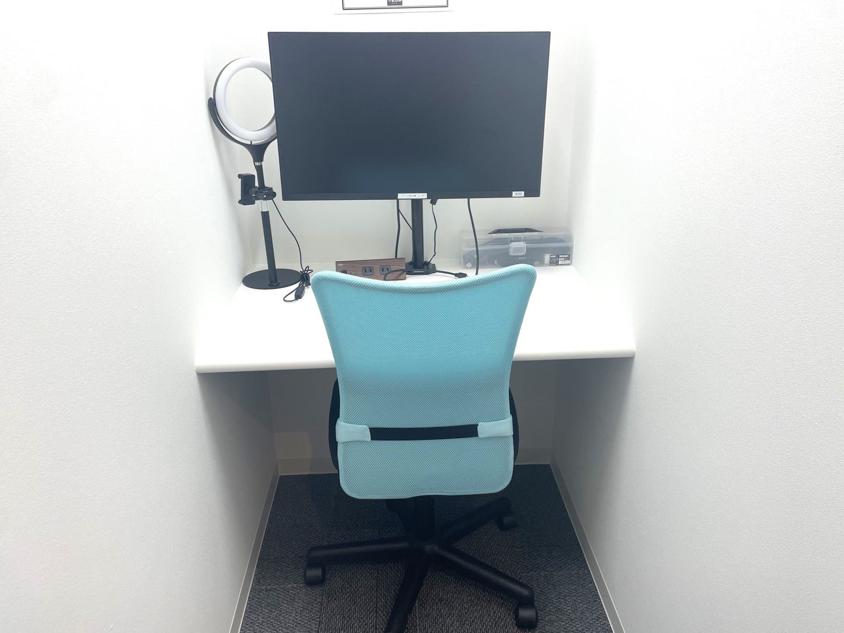 408号室💺【上野駅前】1名個室🌟電源⚡Wi-Fi🛜 27インチモニター🖥️WEB会議☎️面接/勉強🖋充電器有り📱　トイレ綺麗💕の写真1