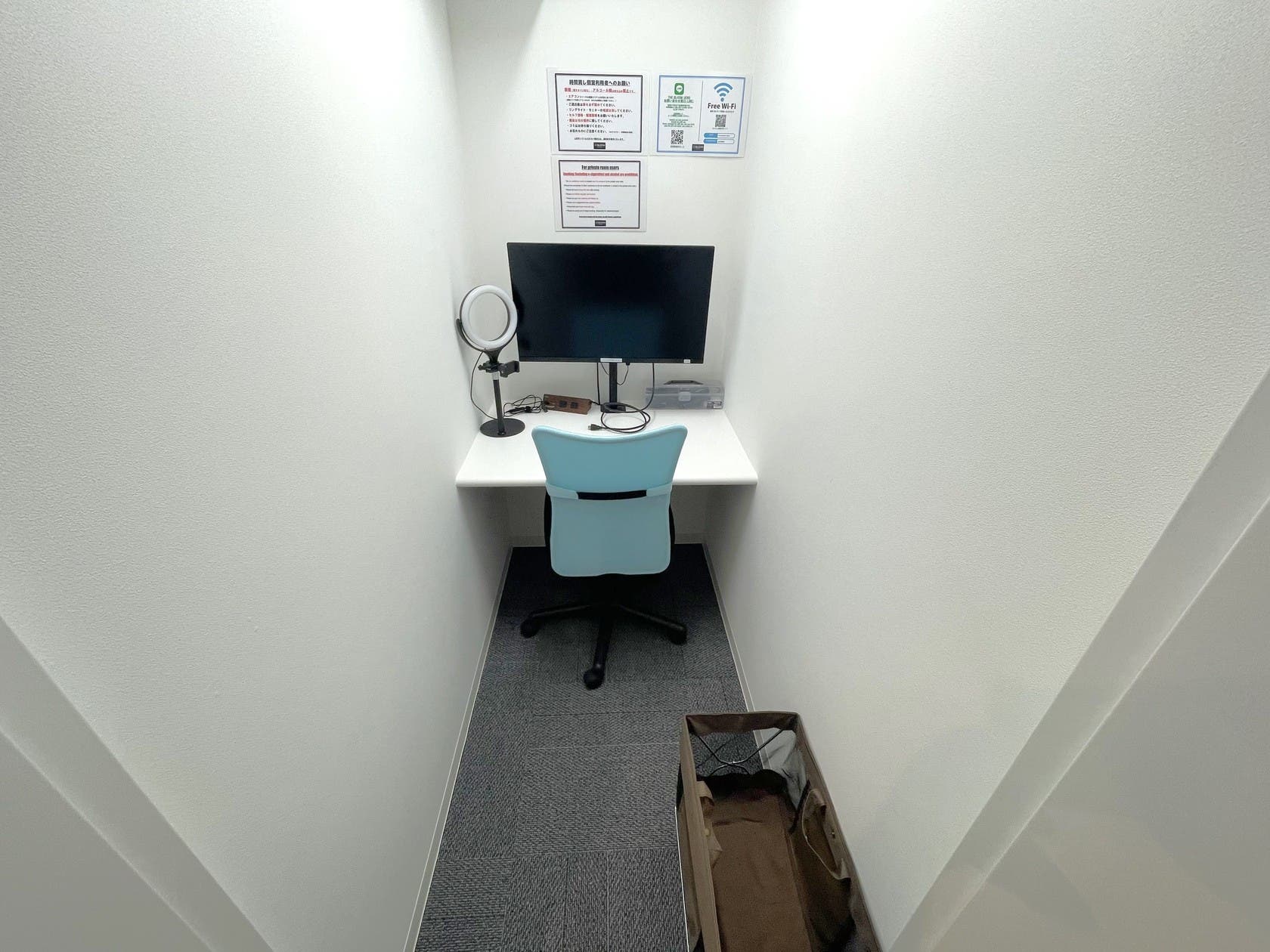 408号室💺【上野駅前】1名個室🌟電源⚡Wi-Fi🛜 27インチモニター🖥️WEB会議☎️面接/勉強🖋充電器有り📱　トイレ綺麗💕の写真3