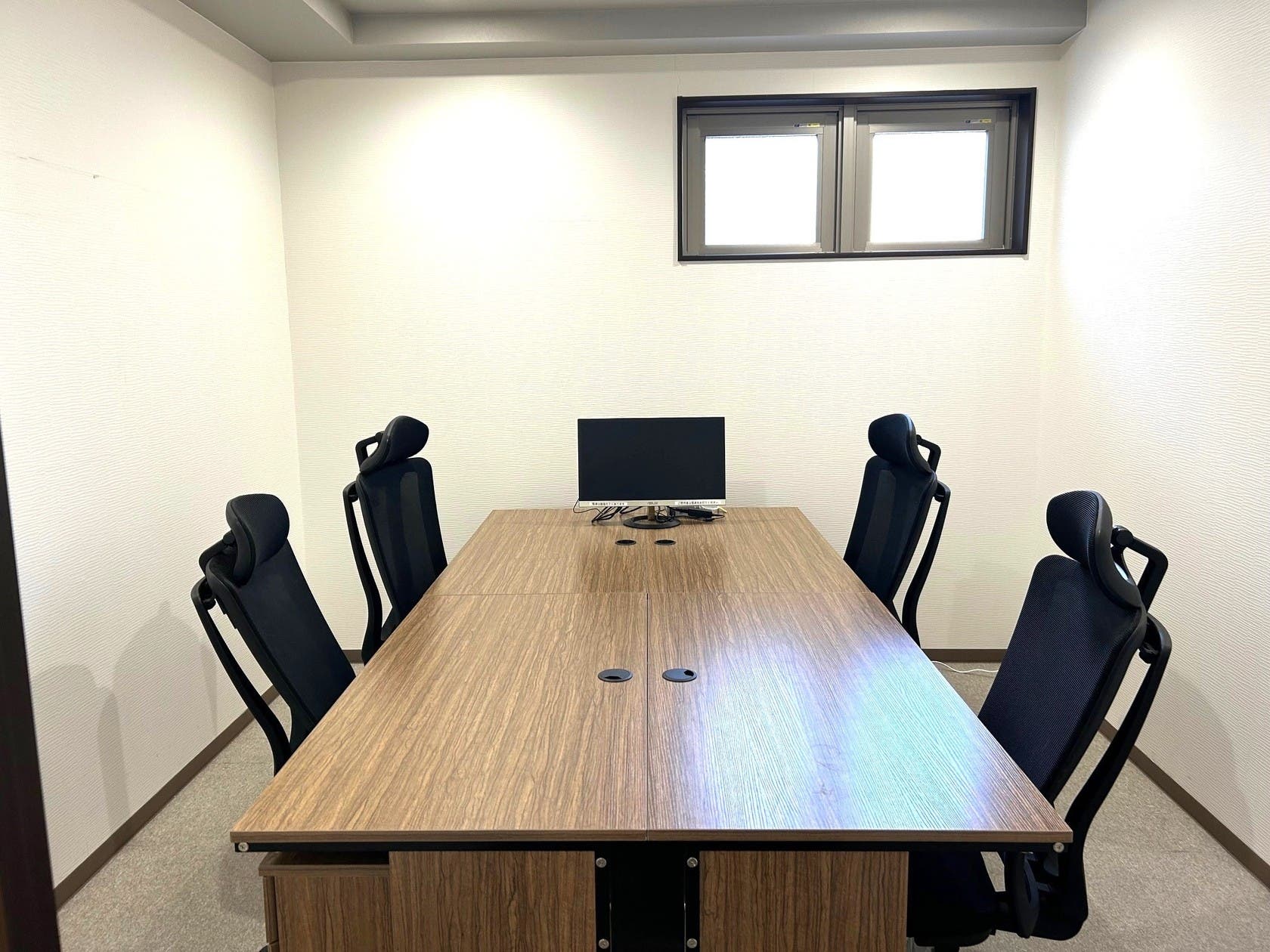 403【新横浜駅5分】4名着席/モニター有/広い個室と大きな机で快適/商談/セミナー/WEB会議/面接/駅近の写真1