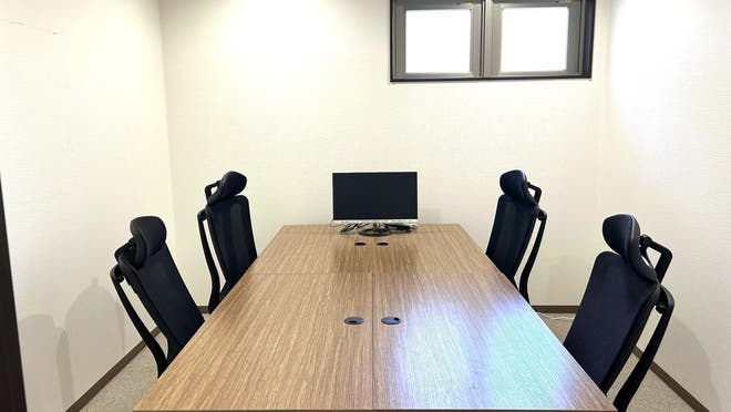 403【新横浜駅5分】4名着席/モニター有/広い個室と大きな机で快適/商談/セミナー/WEB会議/面接/駅近の写真1