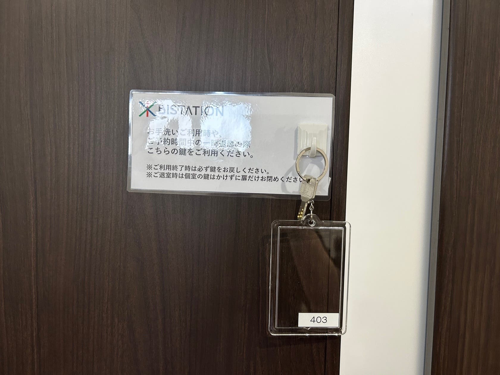 403【新横浜駅5分】4名着席/モニター有/広い個室と大きな机で快適/商談/セミナー/WEB会議/面接/駅近の写真5