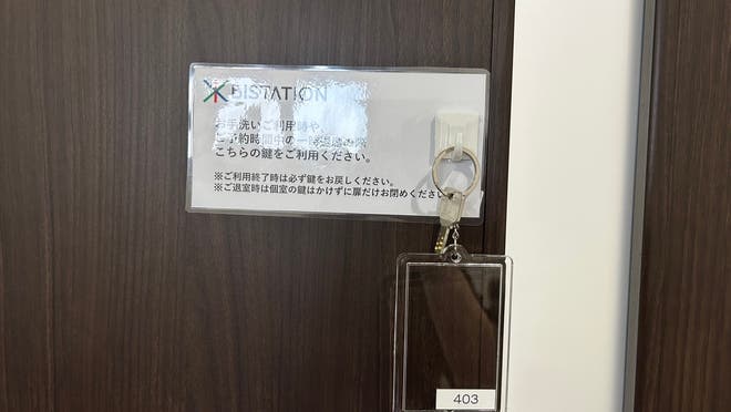 403【新横浜駅5分】4名着席/モニター有/広い個室と大きな机で快適/商談/セミナー/WEB会議/面接/駅近の写真5