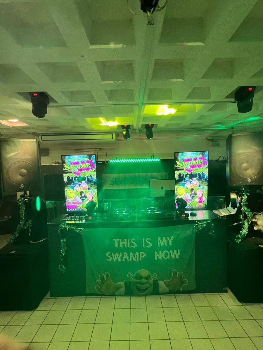 DJブース及び周辺機器(ブース/モニター/スピーカー/マイク/スモークマシーン)の画像1