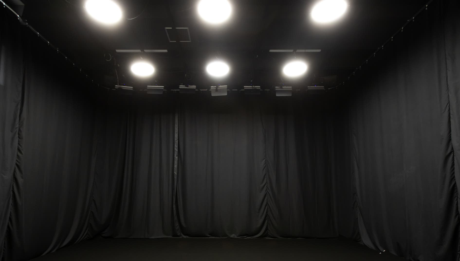 3面 黒バックの画像1