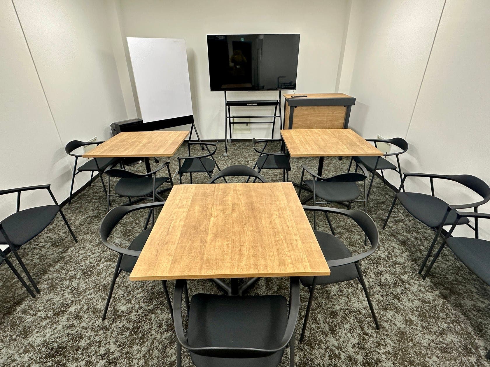 【地下1階】早稲田駅徒歩3分の貸会議室（11人以上）の写真14